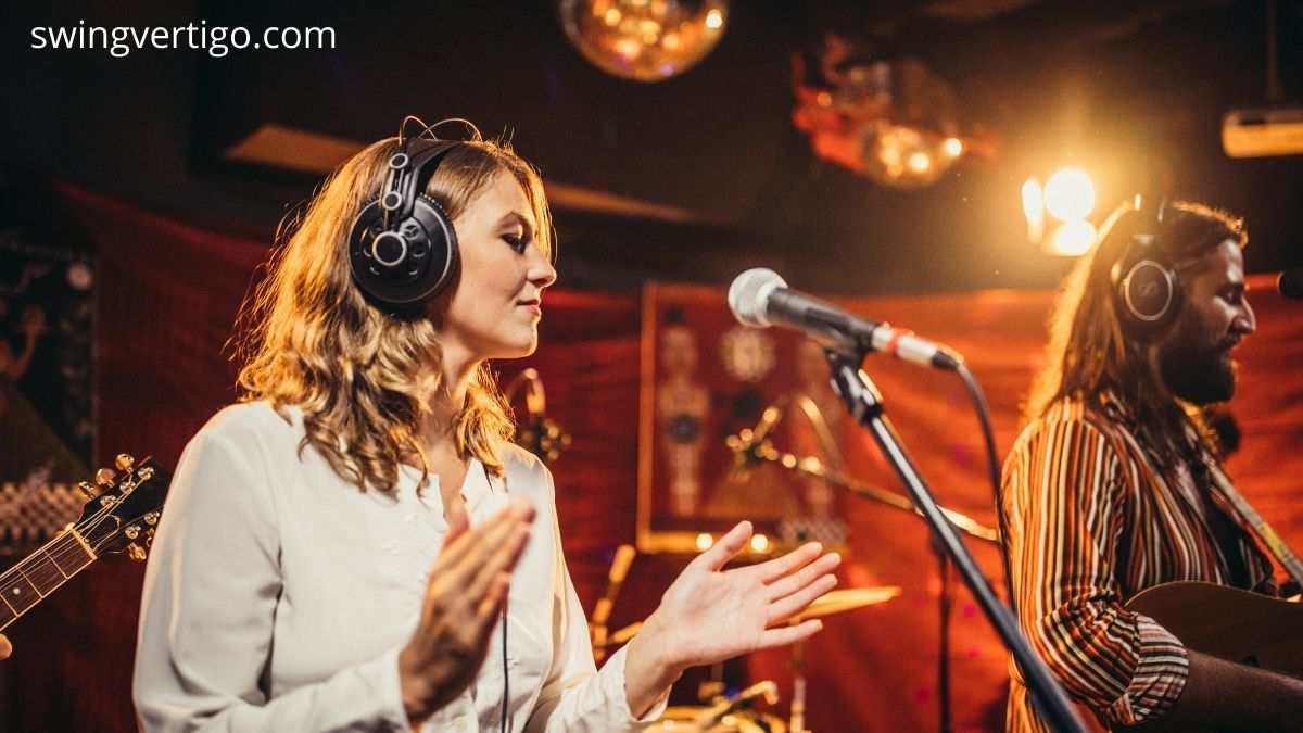 Why Do Singers Wear Earpieces In Their Ears? [4 Reasons] - Sound & Solitude