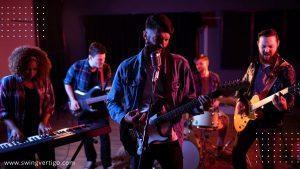 Why Do Singers Wear Earpieces In Their Ears? [4 Reasons] - Sound & Solitude